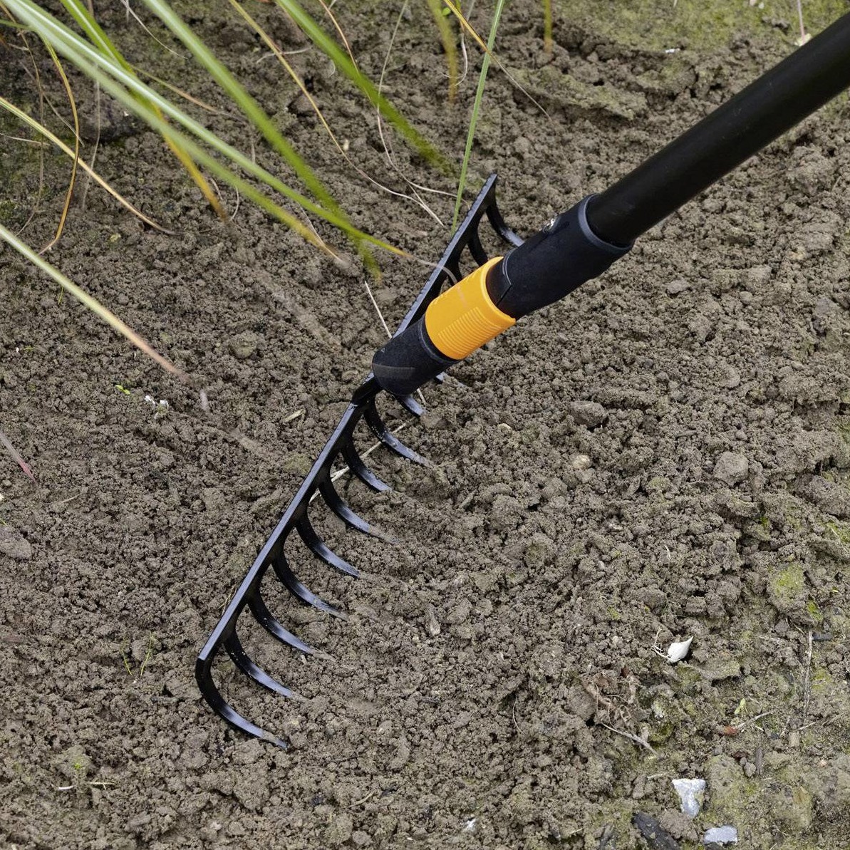FISKARS QuikFit Soil Rake čierne - hrable 14-zubé oceľové | Finesio.sk